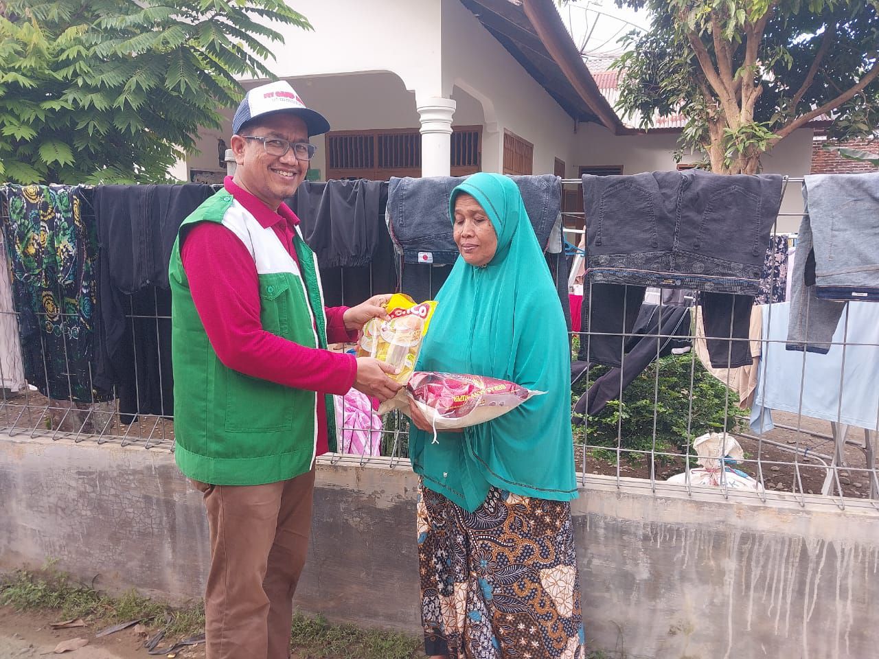YAKESMA ACEH KIRIMKAN RELAWAN BERSIHKAN RUMAH KORBAN BANJIR BANDANG ...